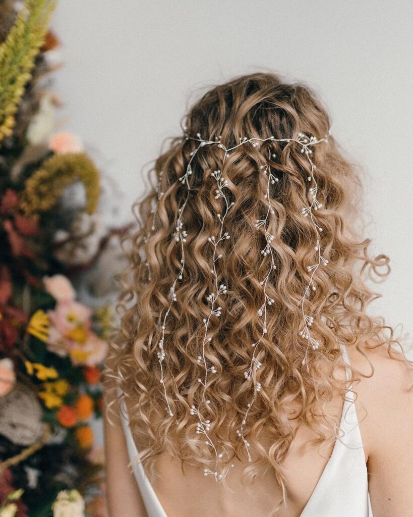7 Natural, Effortless Bridal Hairstyles for Curly Hair - Wedded Wonderland